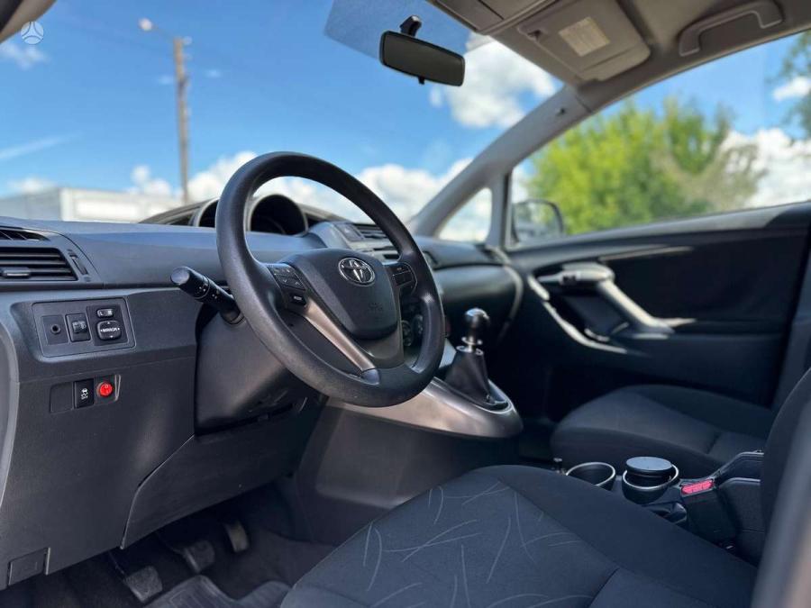 Blue Toyota Verso 2010 in Marijampole, with an engine capacity of 1.60 L and mileage of 161 thousand km for 4000 €, photo 19 on AUTOMOTO.COM.LV