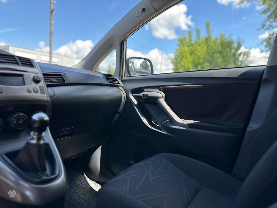 Blue Toyota Verso 2010 in Marijampole, with an engine capacity of 1.60 L and mileage of 161 thousand km for 4000 €, photo 20 on AUTOMOTO.COM.LV