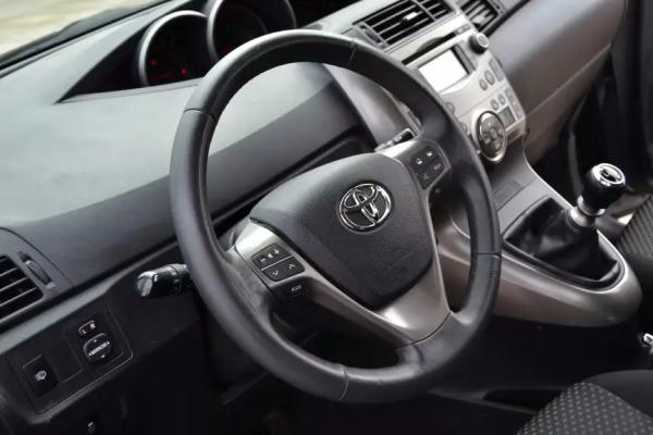 Zils Toyota Verso 2010 Jēkabpils, ar dzinēja tilpumu 2.00 L un nobraukumu 258 tūkst. km par 6600 €, foto 10 vietnē AUTOMOTO.COM.LV