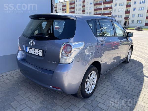 Blue Toyota Verso 2010 in Talsi, with an engine capacity of 1.80 L and mileage of 182 thousand km for 4990 €, photo 3 on AUTOMOTO.COM.LV