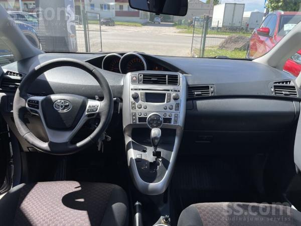 Blue Toyota Verso 2010 in Talsi, with an engine capacity of 1.80 L and mileage of 182 thousand km for 4990 €, photo 7 on AUTOMOTO.COM.LV