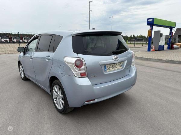 Blue Toyota Verso 2010 in Taurage, with an engine capacity of 2.23 L and mileage of 175 thousand km for 2900 €, photo 3 on AUTOMOTO.COM.LV