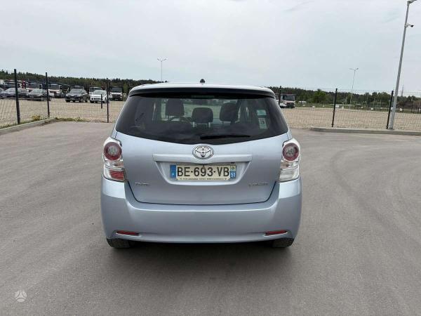 Blue Toyota Verso 2010 in Taurage, with an engine capacity of 2.23 L and mileage of 175 thousand km for 2900 €, photo 4 on AUTOMOTO.COM.LV