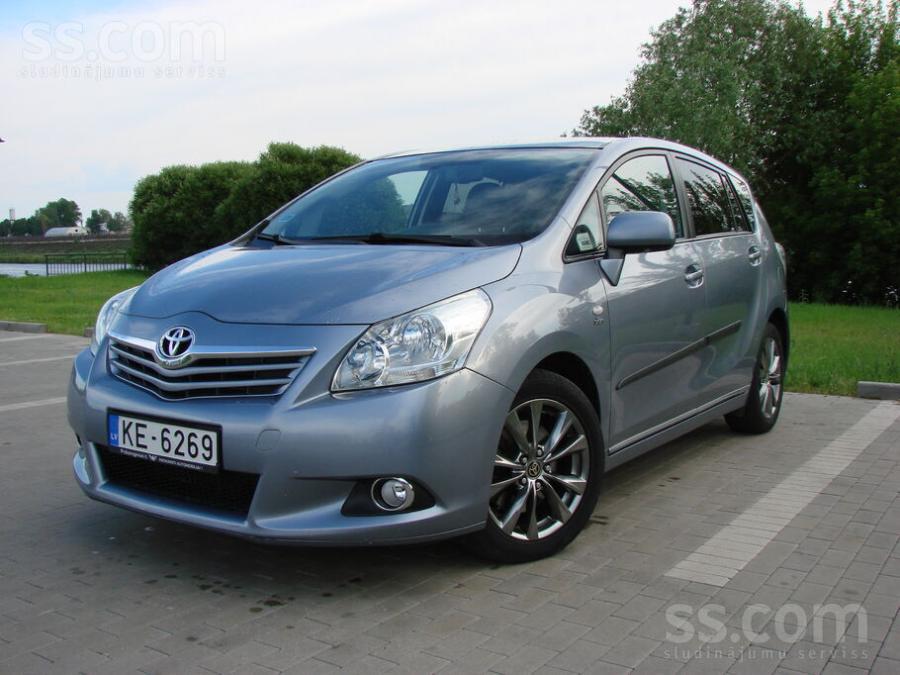 Blue Toyota Verso 2010 in Daugavpils, with an engine capacity of 2.20 L and mileage of 305 thousand km for 4300 €, photo 1 on AUTOMOTO.COM.LV