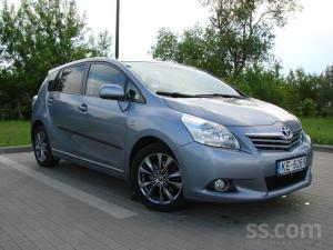 Blue Toyota Verso 2010 in Daugavpils, with an engine capacity of 2.20 L and mileage of 305 thousand km for 4300 €, photo 3 on AUTOMOTO.COM.LV