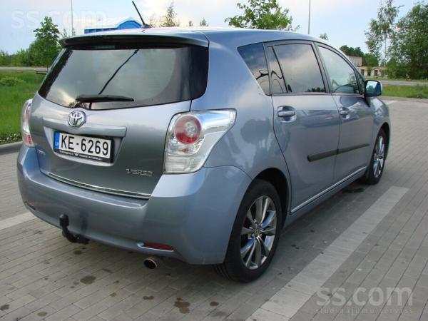 Blue Toyota Verso 2010 in Daugavpils, with an engine capacity of 2.20 L and mileage of 305 thousand km for 4300 €, photo 5 on AUTOMOTO.COM.LV