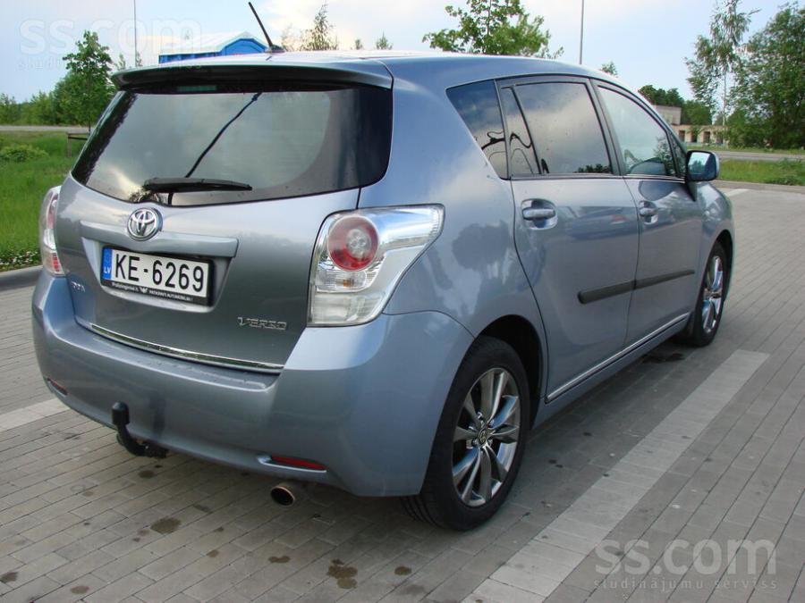 Blue Toyota Verso 2010 in Daugavpils, with an engine capacity of 2.20 L and mileage of 305 thousand km for 4300 €, photo 5 on AUTOMOTO.COM.LV