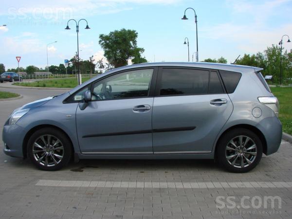 Blue Toyota Verso 2010 in Daugavpils, with an engine capacity of 2.20 L and mileage of 305 thousand km for 4300 €, photo 7 on AUTOMOTO.COM.LV
