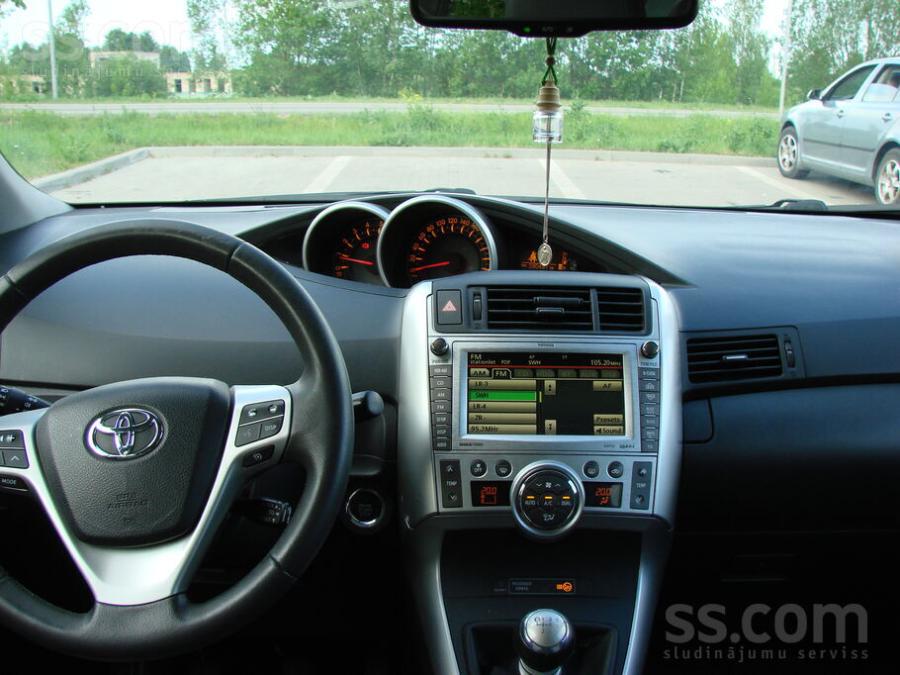 Blue Toyota Verso 2010 in Daugavpils, with an engine capacity of 2.20 L and mileage of 305 thousand km for 4300 €, photo 9 on AUTOMOTO.COM.LV