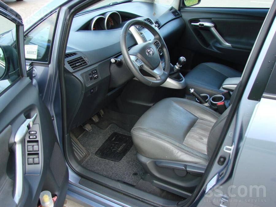 Blue Toyota Verso 2010 in Daugavpils, with an engine capacity of 2.20 L and mileage of 305 thousand km for 4300 €, photo 14 on AUTOMOTO.COM.LV