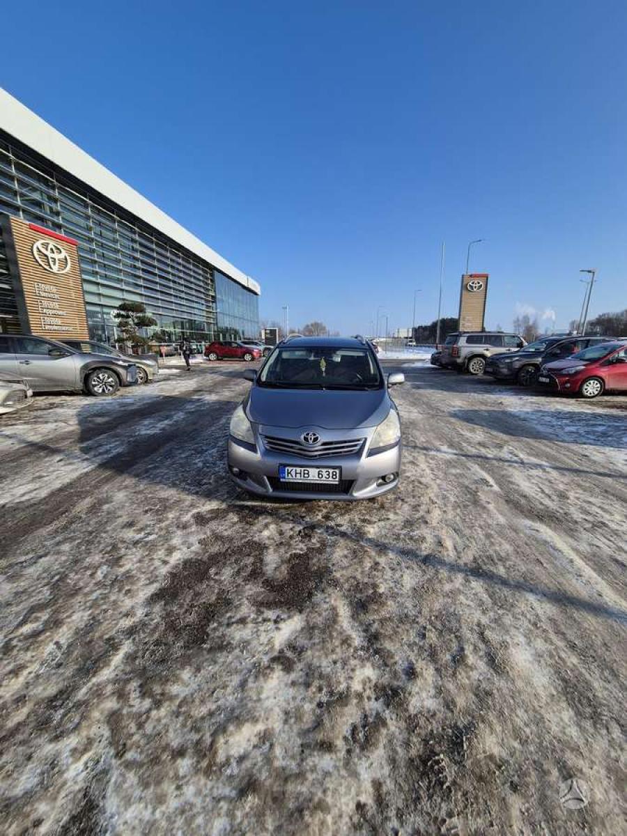 Blue Toyota Verso 2011 in Kaunas, with an engine capacity of 2.00 L and mileage of 264 thousand km for 2850 €, photo 2 on AUTOMOTO.COM.LV