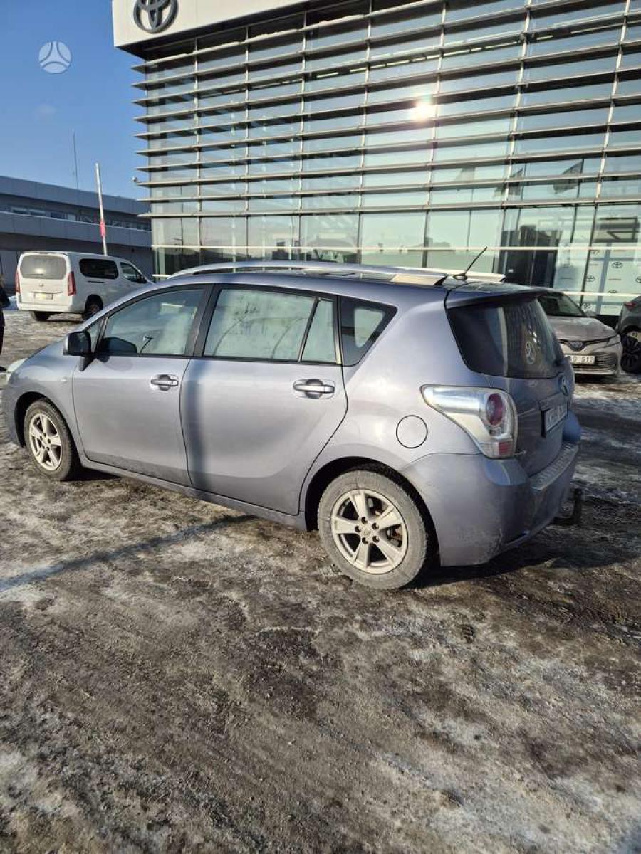 Blue Toyota Verso 2011 in Kaunas, with an engine capacity of 2.00 L and mileage of 264 thousand km for 2850 €, photo 3 on AUTOMOTO.COM.LV