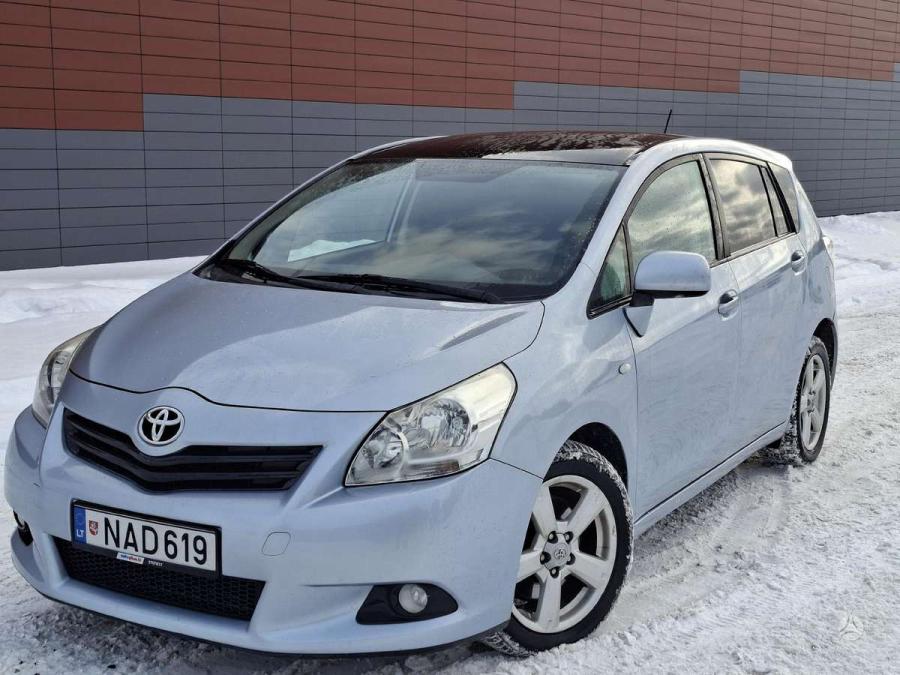 Blue Toyota Verso 2011 in Silute, with an engine capacity of 2.23 L and mileage of 202 thousand km for 5000 €, photo 4 on AUTOMOTO.COM.LV