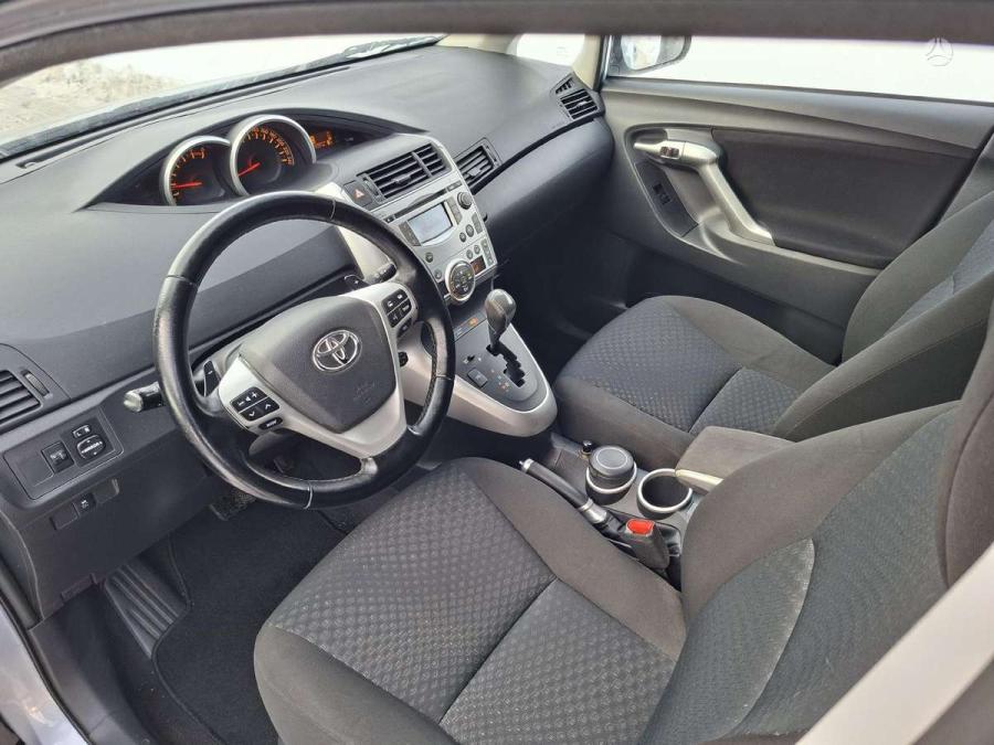 Blue Toyota Verso 2011 in Silute, with an engine capacity of 2.23 L and mileage of 202 thousand km for 5000 €, photo 22 on AUTOMOTO.COM.LV