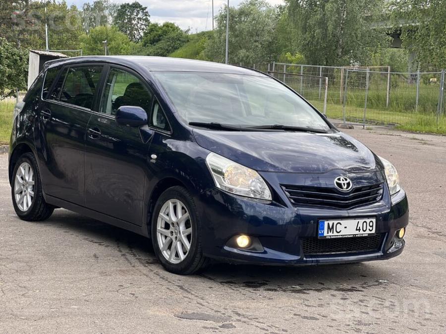 Blue Toyota Verso 2012 in Riga, with an engine capacity of 2.20 L and mileage of 203 thousand km for 5900 €, photo 1 on AUTOMOTO.COM.LV