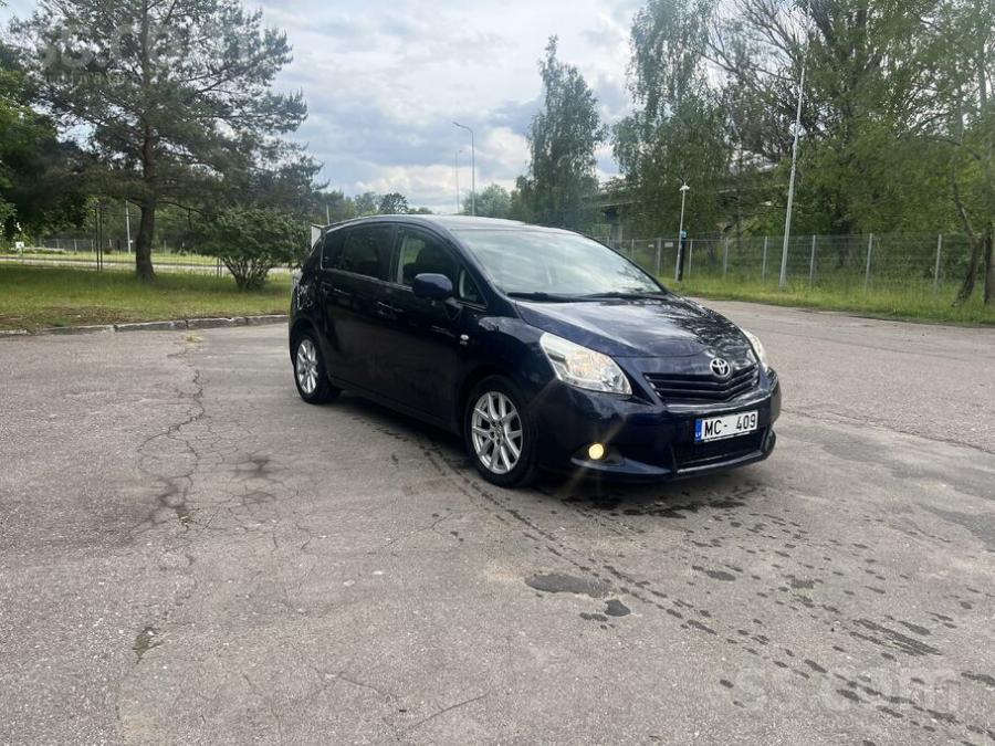 Blue Toyota Verso 2012 in Riga, with an engine capacity of 2.20 L and mileage of 203 thousand km for 5900 €, photo 3 on AUTOMOTO.COM.LV