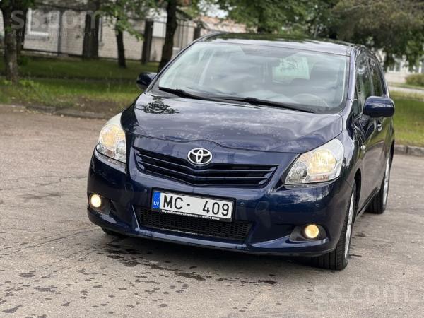 Blue Toyota Verso 2012 in Riga, with an engine capacity of 2.20 L and mileage of 203 thousand km for 5900 €, photo 4 on AUTOMOTO.COM.LV