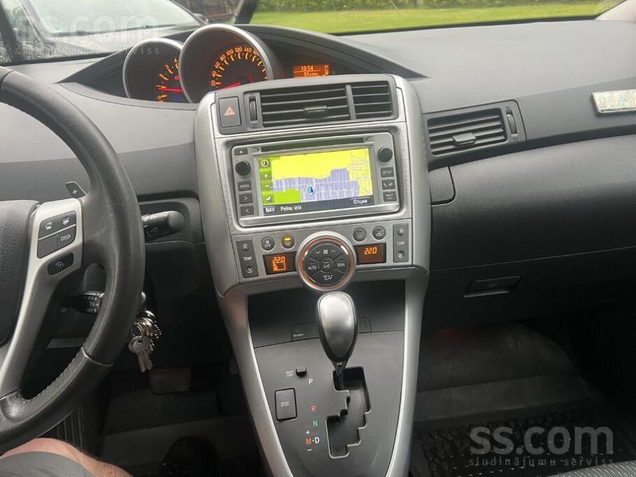 Blue Toyota Verso 2012 in Riga, with an engine capacity of 2.20 L and mileage of 203 thousand km for 5900 €, photo 14 on AUTOMOTO.COM.LV
