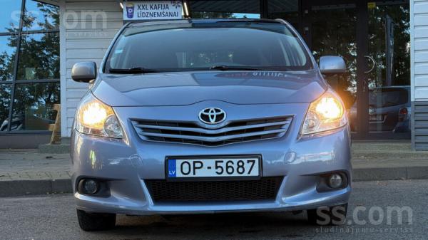Blue Toyota Verso 2012 in Daugavpils, with an engine capacity of 2.00 L and mileage of 276 thousand km for 3650 €, photo 3 on AUTOMOTO.COM.LV