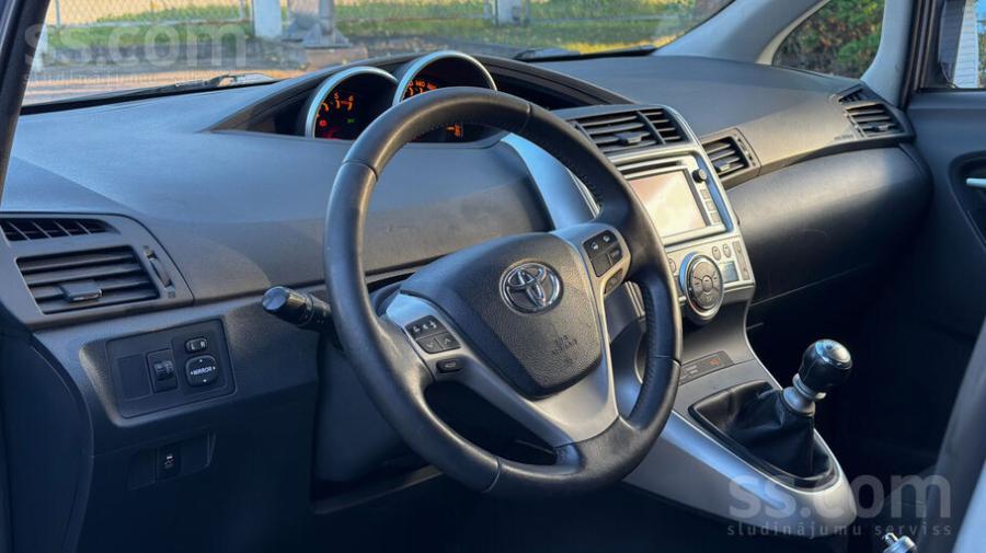 Blue Toyota Verso 2012 in Daugavpils, with an engine capacity of 2.00 L and mileage of 276 thousand km for 3650 €, photo 8 on AUTOMOTO.COM.LV