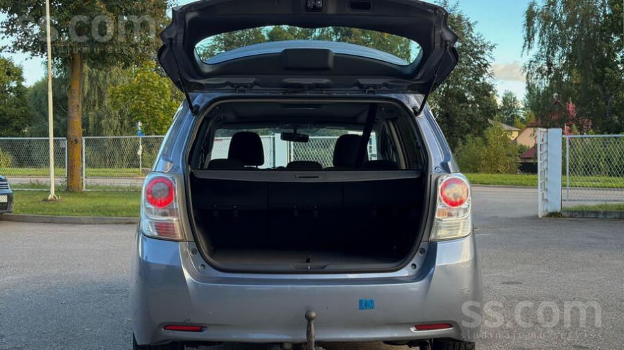 Blue Toyota Verso 2012 in Daugavpils, with an engine capacity of 2.00 L and mileage of 276 thousand km for 3650 €, photo 18 on AUTOMOTO.COM.LV
