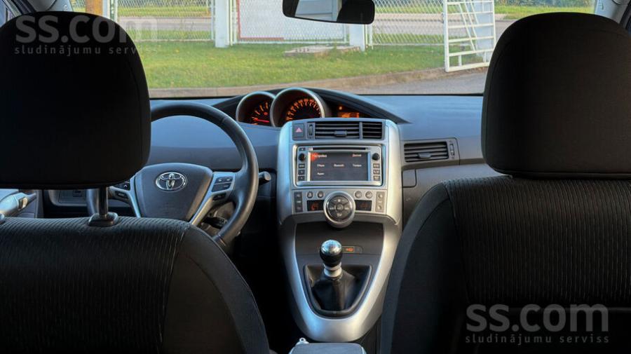 Blue Toyota Verso 2012 in Daugavpils, with an engine capacity of 2.00 L and mileage of 276 thousand km for 3650 €, photo 19 on AUTOMOTO.COM.LV