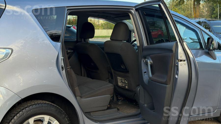 Blue Toyota Verso 2012 in Daugavpils, with an engine capacity of 2.00 L and mileage of 276 thousand km for 3650 €, photo 21 on AUTOMOTO.COM.LV