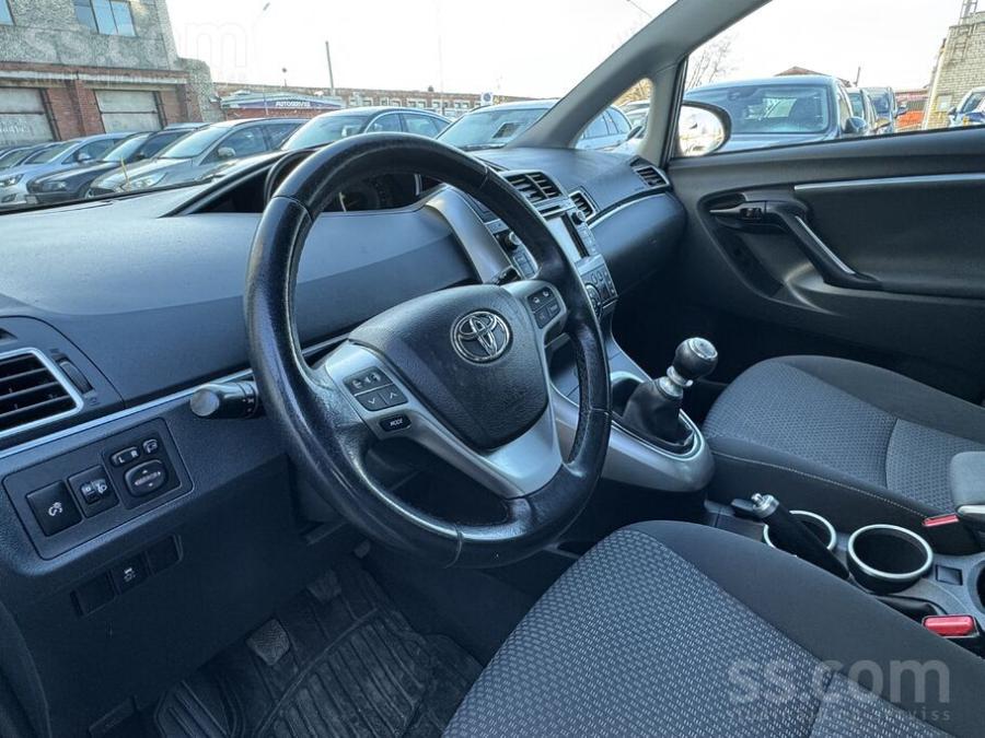 Blue Toyota Verso 2013 in Daugavpils, with an engine capacity of 2.00 L and mileage of 0 thousand km for 5890 €, photo 23 on AUTOMOTO.COM.LV