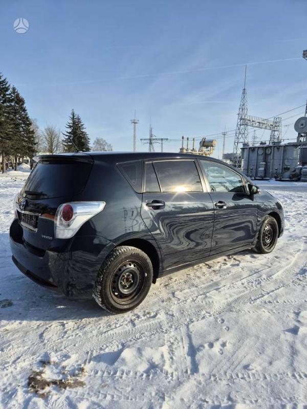 Blue Toyota Verso 2013 in Siauliai, with an engine capacity of 2.00 L and mileage of 186 thousand km for 5700 €, photo 4 on AUTOMOTO.COM.LV
