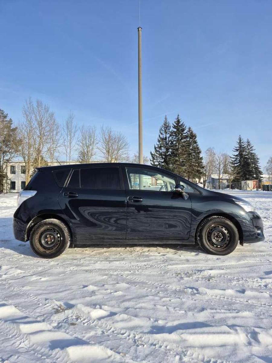 Blue Toyota Verso 2013 in Siauliai, with an engine capacity of 2.00 L and mileage of 186 thousand km for 5700 €, photo 5 on AUTOMOTO.COM.LV