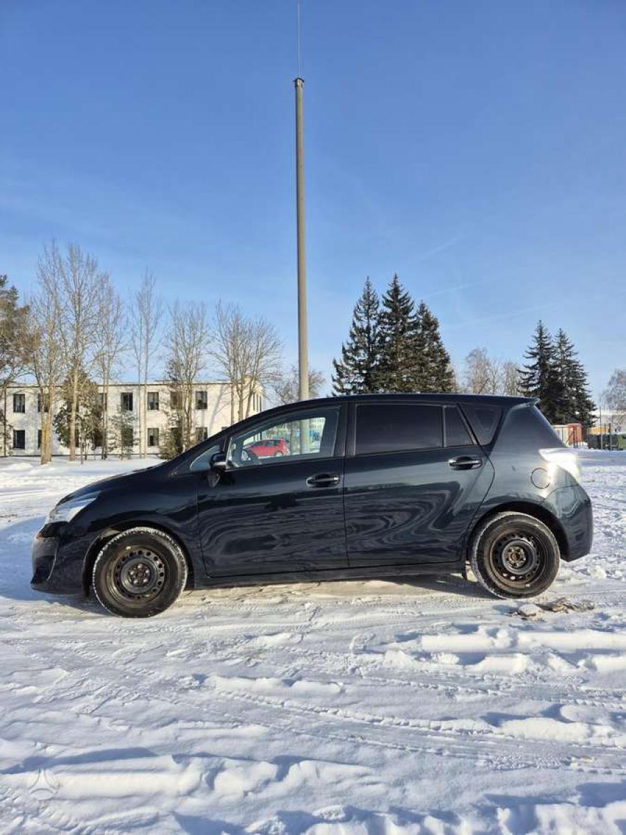 Blue Toyota Verso 2013 in Siauliai, with an engine capacity of 2.00 L and mileage of 186 thousand km for 5700 €, photo 7 on AUTOMOTO.COM.LV