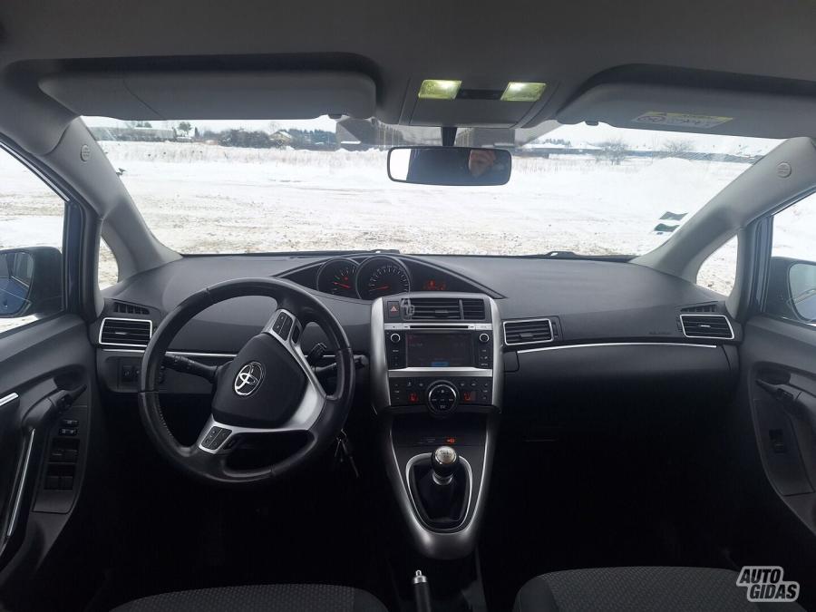 Blue Toyota Verso 2013 in Klaipeda, with an engine capacity of 2.00 L and mileage of 260 thousand km for 5650 €, photo 8 on AUTOMOTO.COM.LV