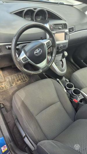 Blue Toyota Verso 2013 in Kaunas, with an engine capacity of 1.80 L and mileage of 209 thousand km for 7400 €, photo 6 on AUTOMOTO.COM.LV