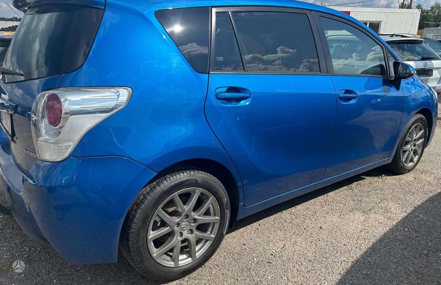 Blue Toyota Verso 2013 in Kaunas, with an engine capacity of 2.00 L and mileage of 247 thousand km for 6150 €, photo 4 on AUTOMOTO.COM.LV
