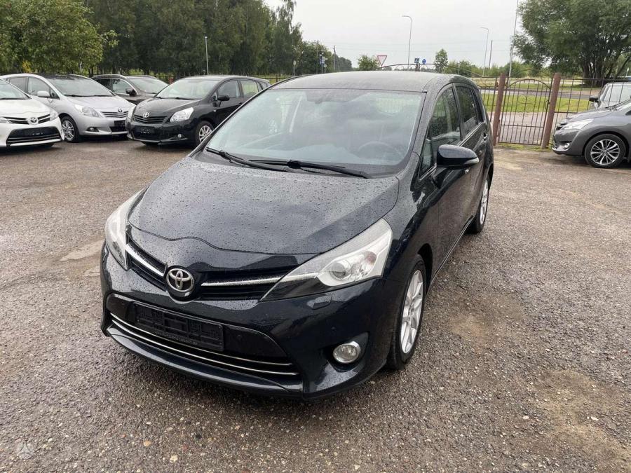 Blue Toyota Verso 2013 in Jurbarkas, with an engine capacity of 2.00 L and mileage of 238 thousand km for 6450 €, photo 3 on AUTOMOTO.COM.LV
