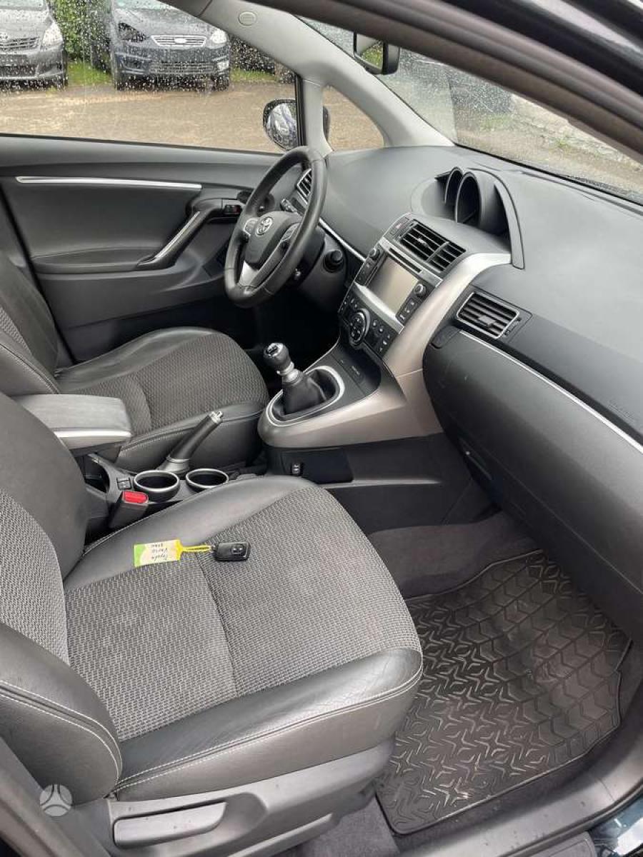 Blue Toyota Verso 2013 in Jurbarkas, with an engine capacity of 2.00 L and mileage of 238 thousand km for 6450 €, photo 10 on AUTOMOTO.COM.LV