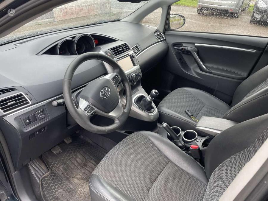 Blue Toyota Verso 2013 in Jurbarkas, with an engine capacity of 2.00 L and mileage of 238 thousand km for 6450 €, photo 15 on AUTOMOTO.COM.LV