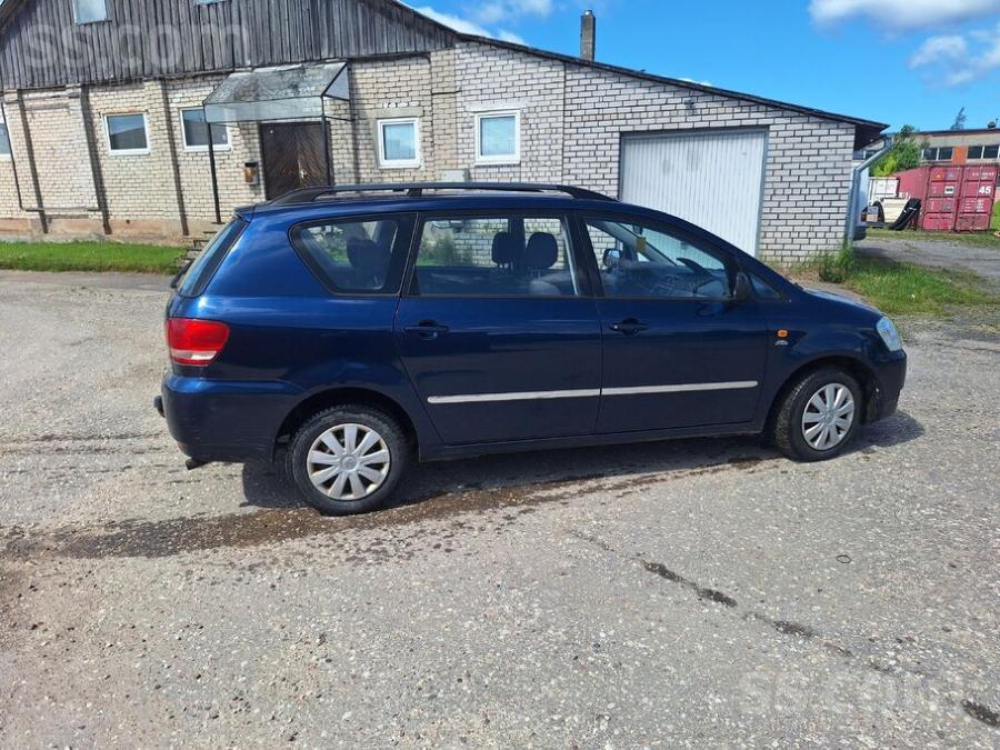 Blue Toyota Verso 2003 in Cesis, with an engine capacity of 2.00 L and mileage of 281 thousand km for 1000 €, photo 1 on AUTOMOTO.COM.LV