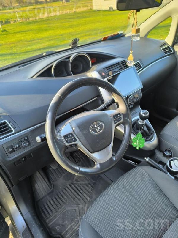 Brūns Toyota Verso 2014 Rīga, ar dzinēja tilpumu 1.60 L un nobraukumu 260 tūkst. km par 5300 €, foto 3 vietnē AUTOMOTO.COM.LV