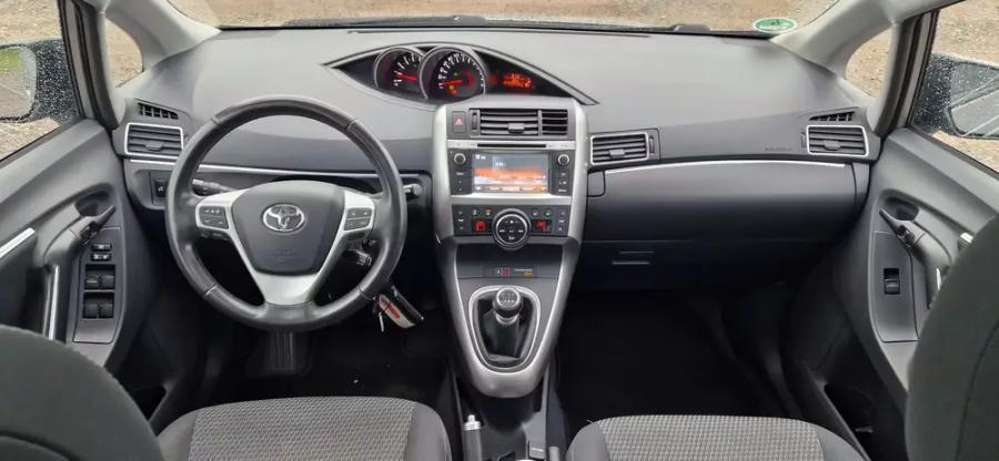 Brown Toyota Verso 2015 in Daugavpils, with an engine capacity of 1.60 L and mileage of 210 thousand km for 6650 €, photo 10 on AUTOMOTO.COM.LV