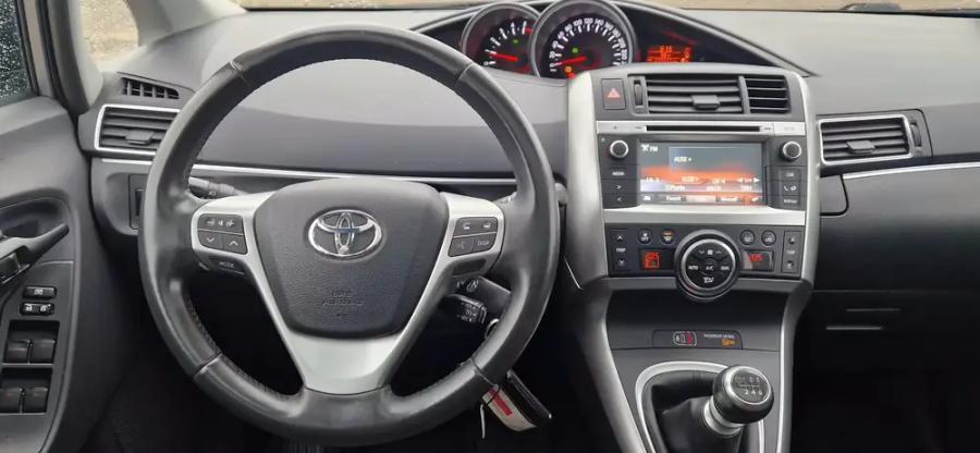 Brown Toyota Verso 2015 in Daugavpils, with an engine capacity of 1.60 L and mileage of 210 thousand km for 6650 €, photo 11 on AUTOMOTO.COM.LV