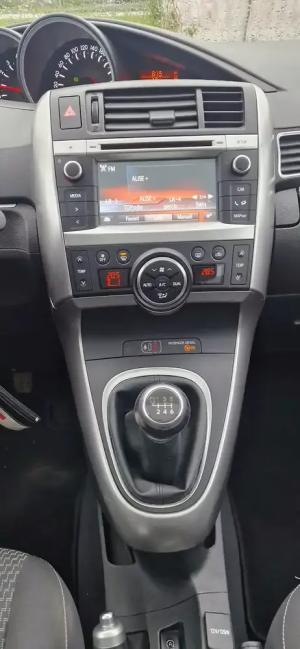 Brown Toyota Verso 2015 in Daugavpils, with an engine capacity of 1.60 L and mileage of 210 thousand km for 6650 €, photo 12 on AUTOMOTO.COM.LV