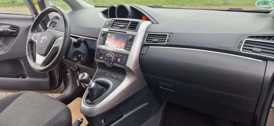 Brown Toyota Verso 2015 in Daugavpils, with an engine capacity of 1.60 L and mileage of 210 thousand km for 6650 €, photo 24 on AUTOMOTO.COM.LV