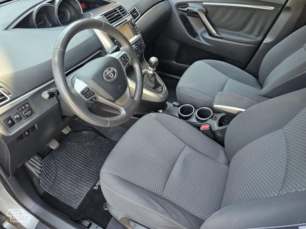 Brown Toyota Verso 2013 in Sirvintos, with an engine capacity of 2.00 L and mileage of 249 thousand km for 5700 €, photo 9 on AUTOMOTO.COM.LV