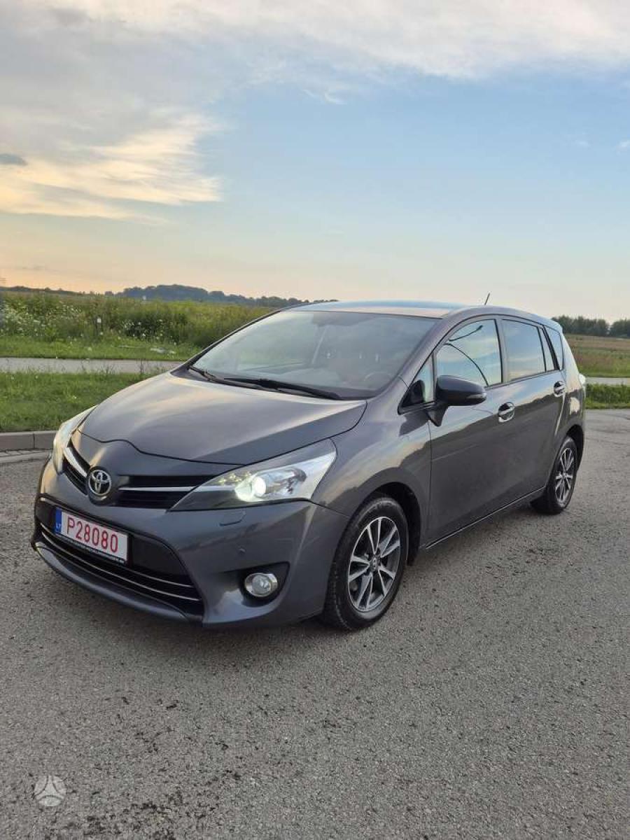 Brown Toyota Verso 2013 in Siauliai, with an engine capacity of 2.00 L and mileage of 278 thousand km for 5650 €, photo 1 on AUTOMOTO.COM.LV