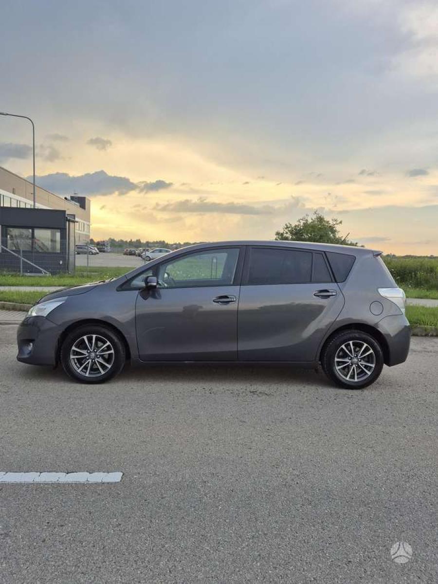 Brown Toyota Verso 2013 in Siauliai, with an engine capacity of 2.00 L and mileage of 278 thousand km for 5650 €, photo 4 on AUTOMOTO.COM.LV