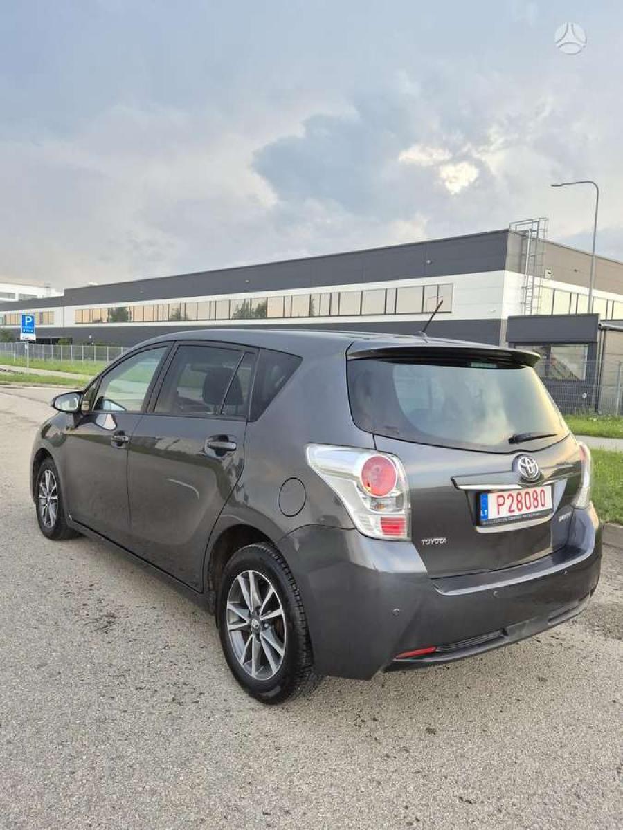 Brown Toyota Verso 2013 in Siauliai, with an engine capacity of 2.00 L and mileage of 278 thousand km for 5650 €, photo 5 on AUTOMOTO.COM.LV