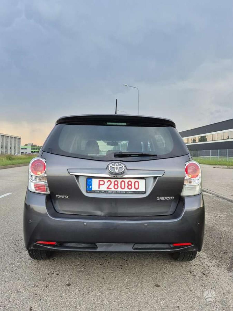 Brown Toyota Verso 2013 in Siauliai, with an engine capacity of 2.00 L and mileage of 278 thousand km for 5650 €, photo 6 on AUTOMOTO.COM.LV