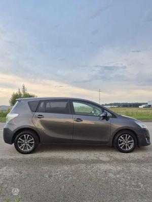 Brown Toyota Verso 2013 in Siauliai, with an engine capacity of 2.00 L and mileage of 278 thousand km for 5650 €, photo 7 on AUTOMOTO.COM.LV