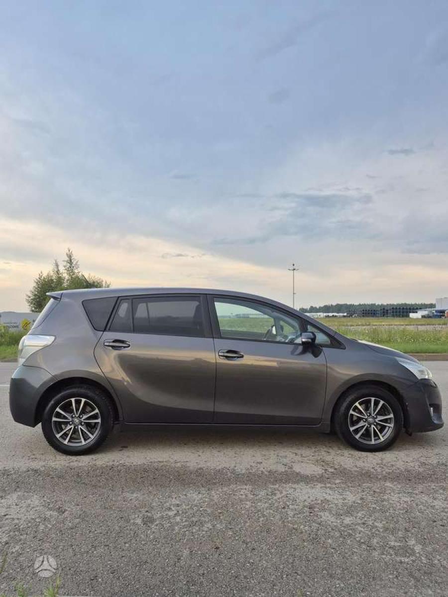 Brown Toyota Verso 2013 in Siauliai, with an engine capacity of 2.00 L and mileage of 278 thousand km for 5650 €, photo 7 on AUTOMOTO.COM.LV